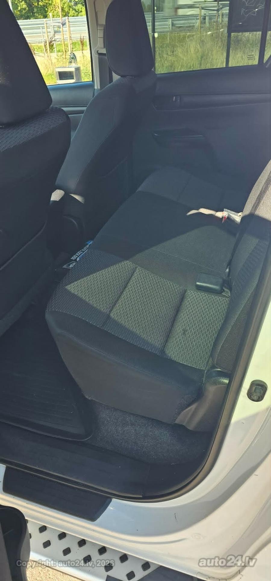 White Toyota Hilux 2020 in Tallinn, with an engine capacity of 2.40 L and mileage of 145 thousand km for 29500 €, photo 8 on AUTOMOTO.COM.LV