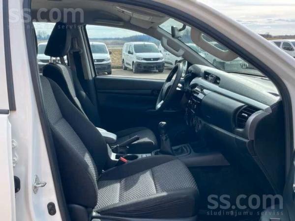 White Toyota Hilux 2021 in Riga, with an engine capacity of 2.40 L and mileage of 261 thousand km for 24700 €, photo 8 on AUTOMOTO.COM.LV