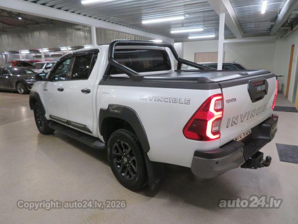 Balts Toyota Hilux 2022 Tallina, ar dzinēja tilpumu 2.80 L un nobraukumu 129 tūkst. km par 39900 €, foto 2 vietnē AUTOMOTO.COM.LV