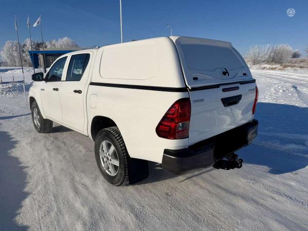 White Toyota Hilux 2022 in Radviliskis, with an engine capacity of 2.40 L and mileage of 55 thousand km for 26150 €, photo 2 on AUTOMOTO.COM.LV