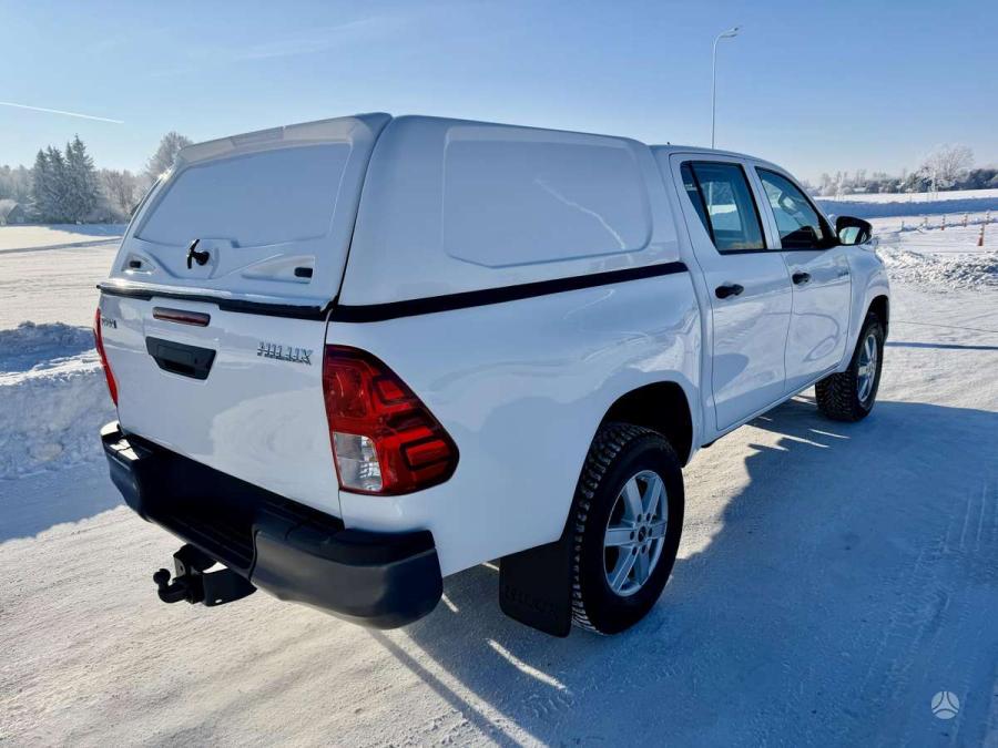 White Toyota Hilux 2022 in Radviliskis, with an engine capacity of 2.40 L and mileage of 55 thousand km for 26150 €, photo 10 on AUTOMOTO.COM.LV