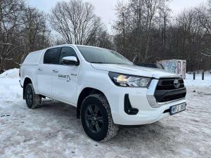 Balts Toyota Hilux 2023 Klaipėda, ar dzinēja tilpumu 2.76 L un nobraukumu 47 tūkst. km par 38499 €, foto  vietnē AUTOMOTO.COM.LV