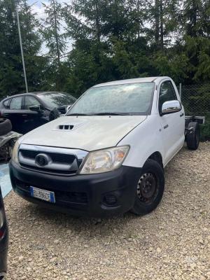 Balts Toyota Hilux 2012 Kauņa, ar dzinēja tilpumu 2.49 L un nobraukumu 323 tūkst. km par 5800 €, foto  vietnē AUTOMOTO.COM.LV