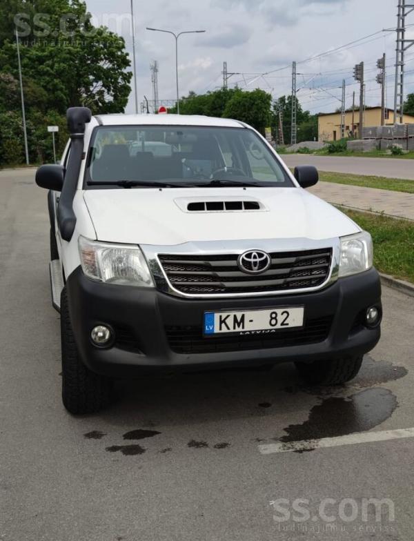 White Toyota Hilux 2014 in Riga, with an engine capacity of 2.50 L and mileage of 166 thousand km for 13750 €, photo 5 on AUTOMOTO.COM.LV
