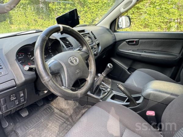 Toyota Hilux 2014 Rīga vietnē Balts Toyota Hilux 2014 Rīga, ar dzinēja tilpumu 2.50 L un nobraukumu 178 tūkst. km par 6900 €, foto 11 vietnē AUTOMOTO.COM.LV