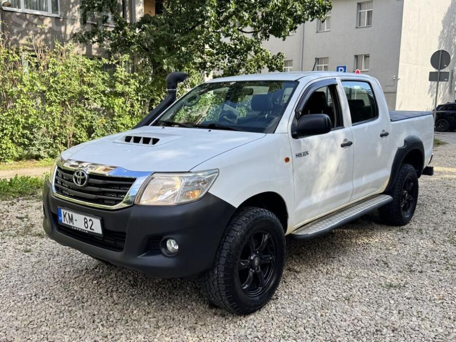 White Toyota Hilux 2014 in Riga, with an engine capacity of 2.50 L and mileage of 170 thousand km for 13100 €, photo 3 on AUTOMOTO.COM.LV