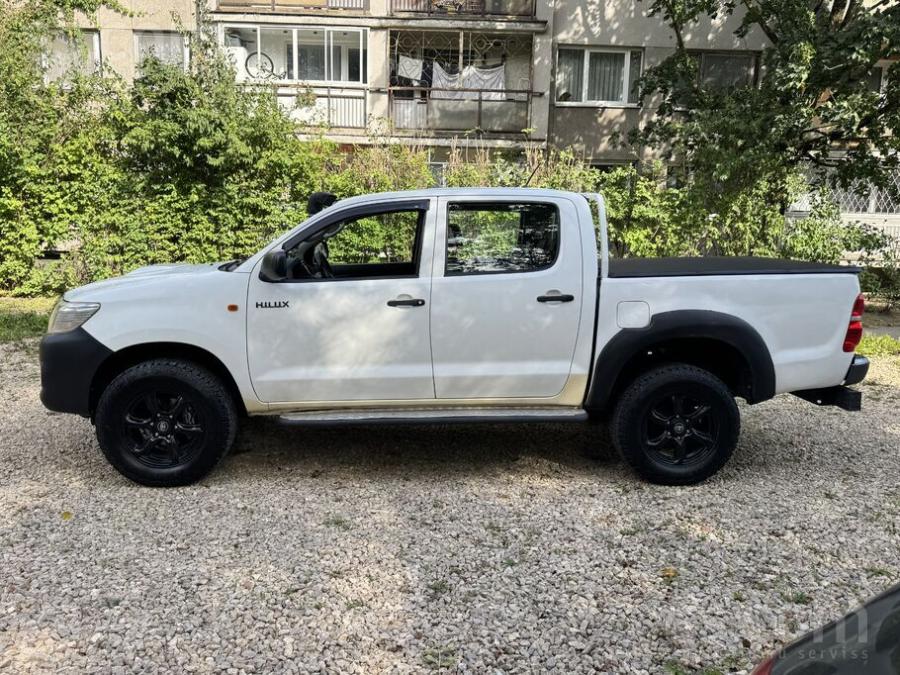 White Toyota Hilux 2014 in Riga, with an engine capacity of 2.50 L and mileage of 170 thousand km for 13100 €, photo 4 on AUTOMOTO.COM.LV