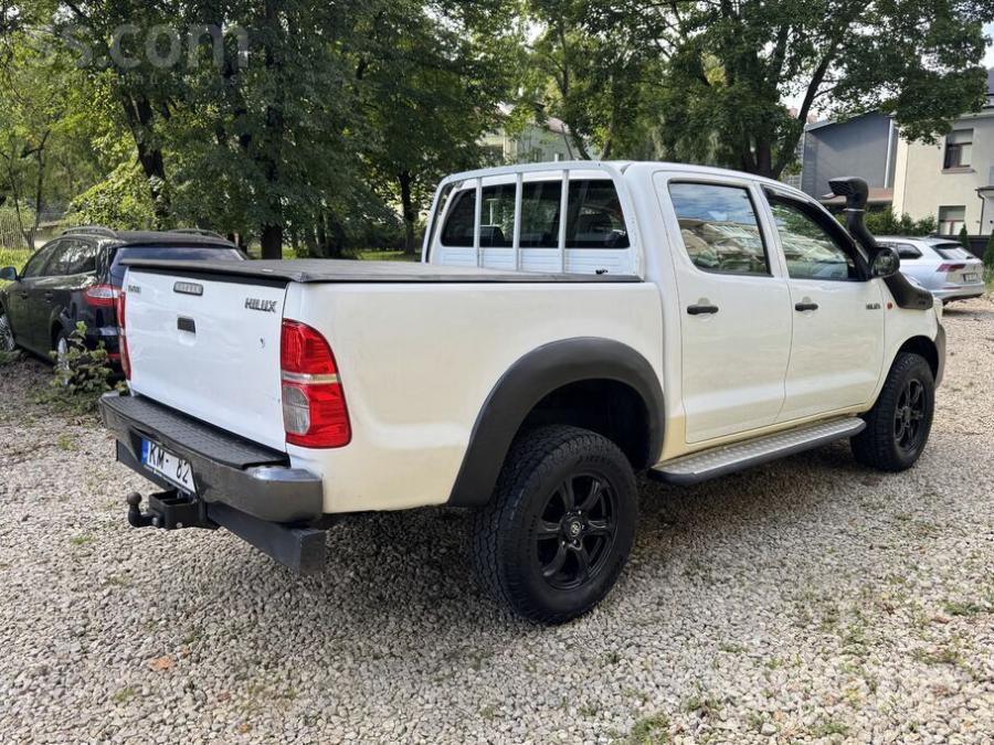 White Toyota Hilux 2014 in Riga, with an engine capacity of 2.50 L and mileage of 170 thousand km for 13100 €, photo 8 on AUTOMOTO.COM.LV
