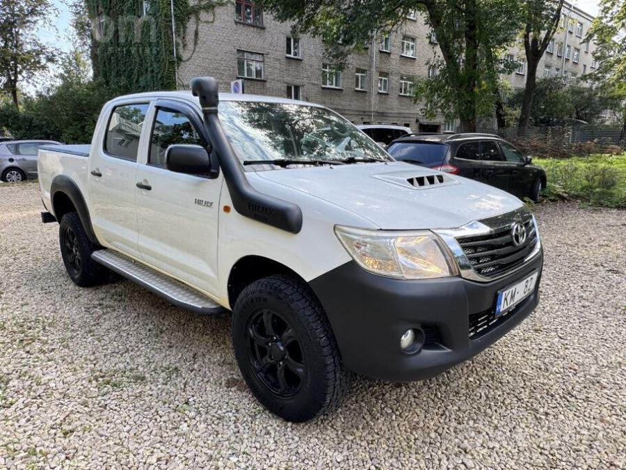 White Toyota Hilux 2014 in Riga, with an engine capacity of 2.50 L and mileage of 170 thousand km for 13100 €, photo 9 on AUTOMOTO.COM.LV