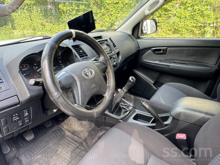 White Toyota Hilux 2014 in Riga, with an engine capacity of 2.50 L and mileage of 170 thousand km for 13100 €, photo 10 on AUTOMOTO.COM.LV