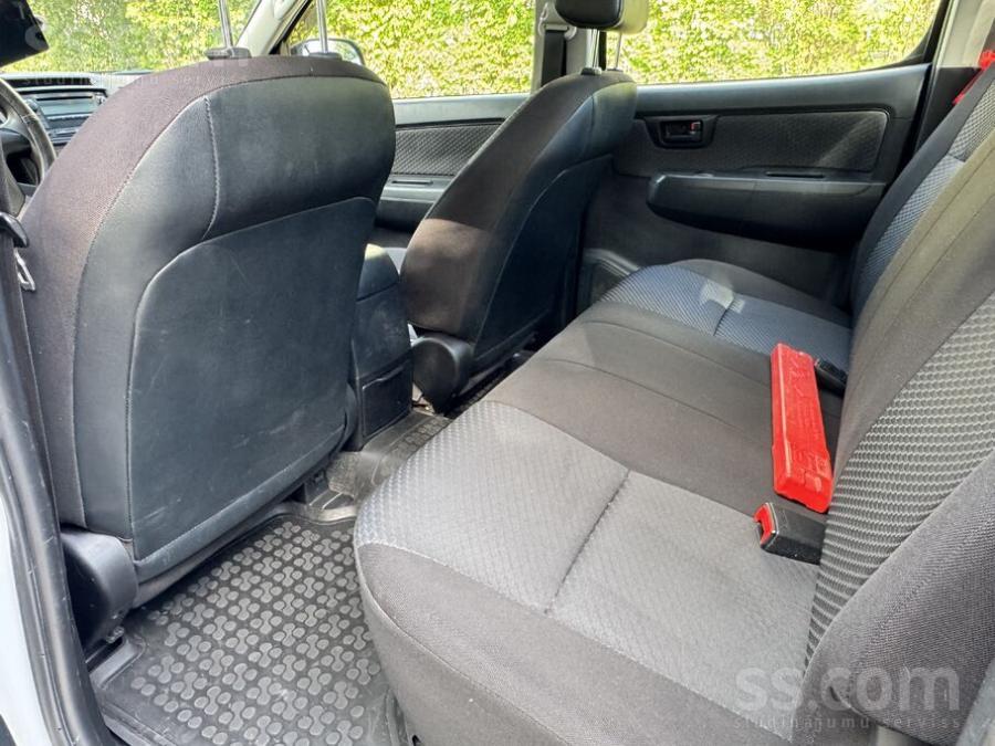 White Toyota Hilux 2014 in Riga, with an engine capacity of 2.50 L and mileage of 170 thousand km for 13100 €, photo 11 on AUTOMOTO.COM.LV