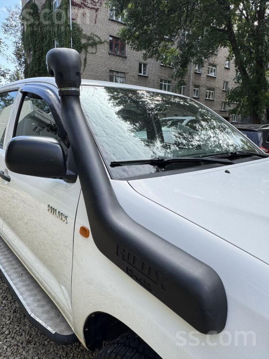 White Toyota Hilux 2014 in Riga, with an engine capacity of 2.50 L and mileage of 170 thousand km for 13100 €, photo 13 on AUTOMOTO.COM.LV