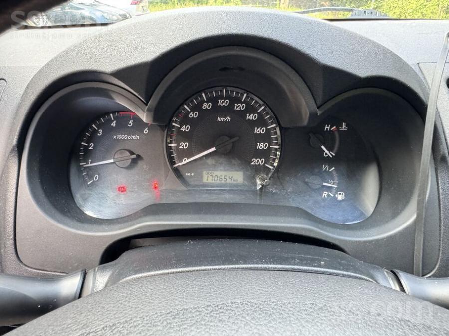 White Toyota Hilux 2014 in Riga, with an engine capacity of 2.50 L and mileage of 170 thousand km for 13100 €, photo 14 on AUTOMOTO.COM.LV