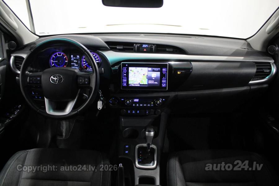 White Toyota Hilux 2018 in Tallinn, with an engine capacity of 2.40 L and mileage of 215 thousand km for 24990 €, photo 9 on AUTOMOTO.COM.LV