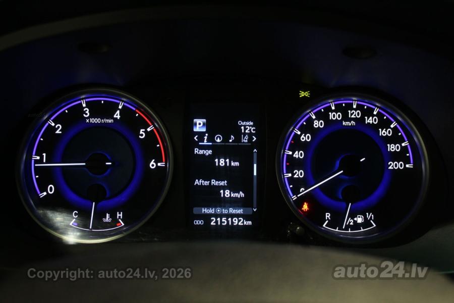 White Toyota Hilux 2018 in Tallinn, with an engine capacity of 2.40 L and mileage of 215 thousand km for 24990 €, photo 14 on AUTOMOTO.COM.LV