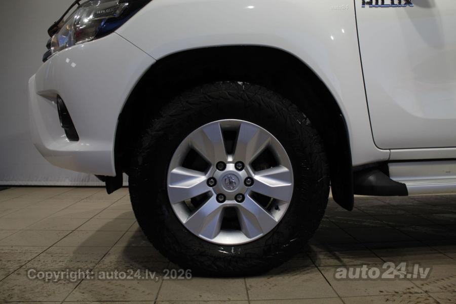 White Toyota Hilux 2018 in Tallinn, with an engine capacity of 2.40 L and mileage of 215 thousand km for 24990 €, photo 16 on AUTOMOTO.COM.LV