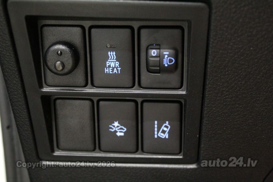 White Toyota Hilux 2018 in Tallinn, with an engine capacity of 2.40 L and mileage of 215 thousand km for 24990 €, photo 19 on AUTOMOTO.COM.LV