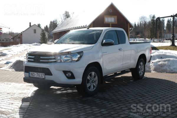 White Toyota Hilux 2018 in Aluksne, with an engine capacity of 2.40 L and mileage of 386 thousand km for 22000 €, photo 1 on AUTOMOTO.COM.LV