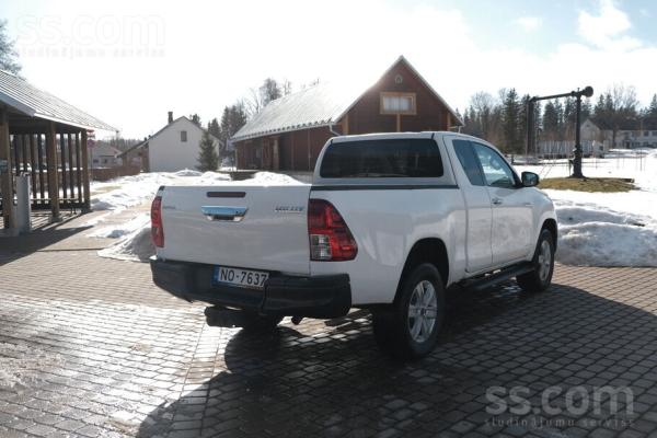 White Toyota Hilux 2018 in Aluksne, with an engine capacity of 2.40 L and mileage of 386 thousand km for 22000 €, photo 5 on AUTOMOTO.COM.LV
