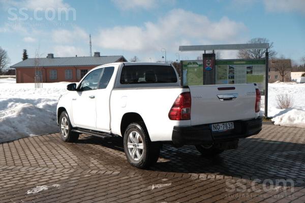 White Toyota Hilux 2018 in Aluksne, with an engine capacity of 2.40 L and mileage of 386 thousand km for 22000 €, photo 6 on AUTOMOTO.COM.LV