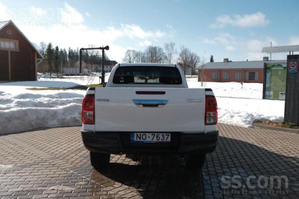 White Toyota Hilux 2018 in Aluksne, with an engine capacity of 2.40 L and mileage of 386 thousand km for 22000 €, photo 7 on AUTOMOTO.COM.LV