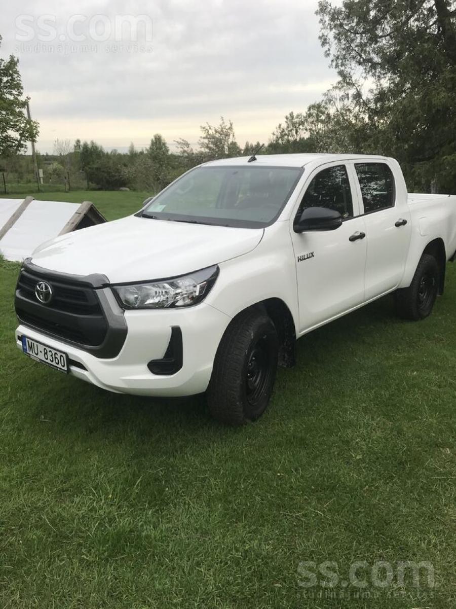 White Toyota Hilux 2021 in Ogre, with an engine capacity of 2.40 L and mileage of 212 thousand km for 24999 €, photo 2 on AUTOMOTO.COM.LV