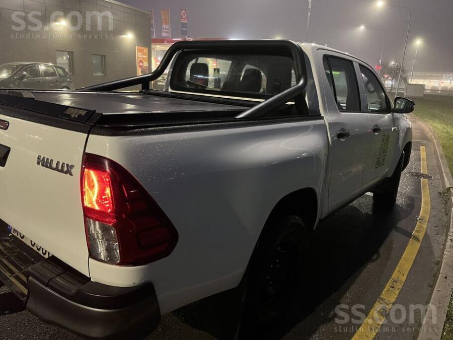 White Toyota Hilux 2021 in Ogre, with an engine capacity of 2.40 L and mileage of 212 thousand km for 24999 €, photo 3 on AUTOMOTO.COM.LV