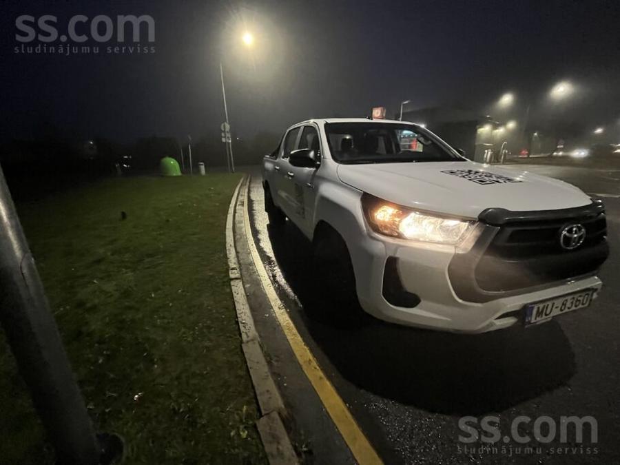 White Toyota Hilux 2021 in Ogre, with an engine capacity of 2.40 L and mileage of 212 thousand km for 24999 €, photo 6 on AUTOMOTO.COM.LV