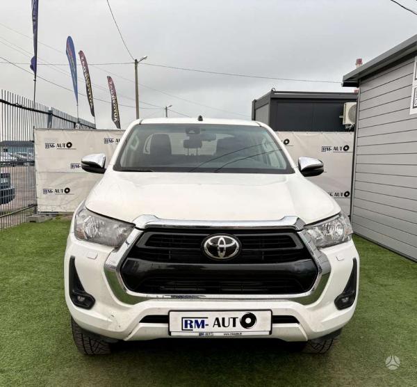 Balts Toyota Hilux 2021 Panevēža, ar dzinēja tilpumu 2.76 L un nobraukumu 211 tūkst. km par 23500 €, foto 3 vietnē AUTOMOTO.COM.LV