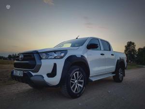 Balts Toyota Hilux 2021 Biržai, ar dzinēja tilpumu 2.39 L un nobraukumu 173 tūkst. km par 28500 €, foto  vietnē AUTOMOTO.COM.LV