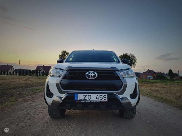 White Toyota Hilux 2021 in Birzai, with an engine capacity of 2.39 L and mileage of 173 thousand km for 28500 €, photo 2 on AUTOMOTO.COM.LV