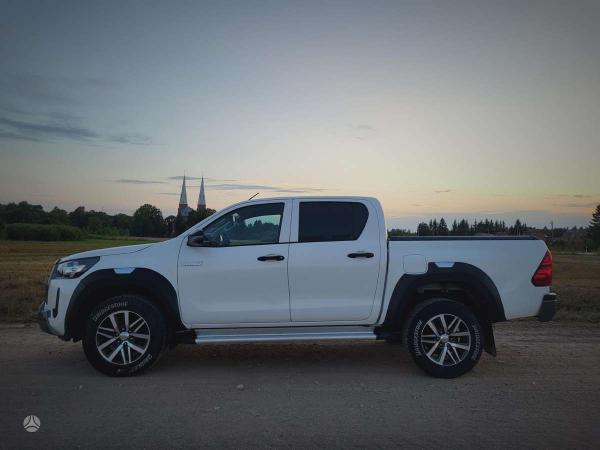White Toyota Hilux 2021 in Birzai, with an engine capacity of 2.39 L and mileage of 173 thousand km for 28500 €, photo 3 on AUTOMOTO.COM.LV