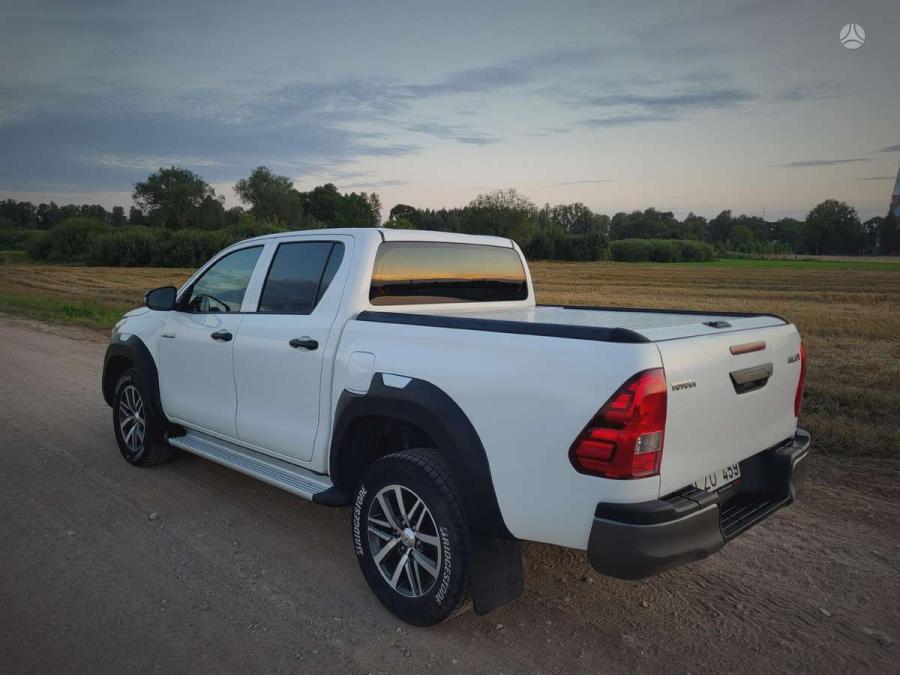 White Toyota Hilux 2021 in Birzai, with an engine capacity of 2.39 L and mileage of 173 thousand km for 28500 €, photo 4 on AUTOMOTO.COM.LV
