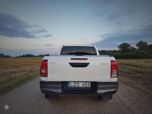 White Toyota Hilux 2021 in Birzai, with an engine capacity of 2.39 L and mileage of 173 thousand km for 28500 €, photo 5 on AUTOMOTO.COM.LV