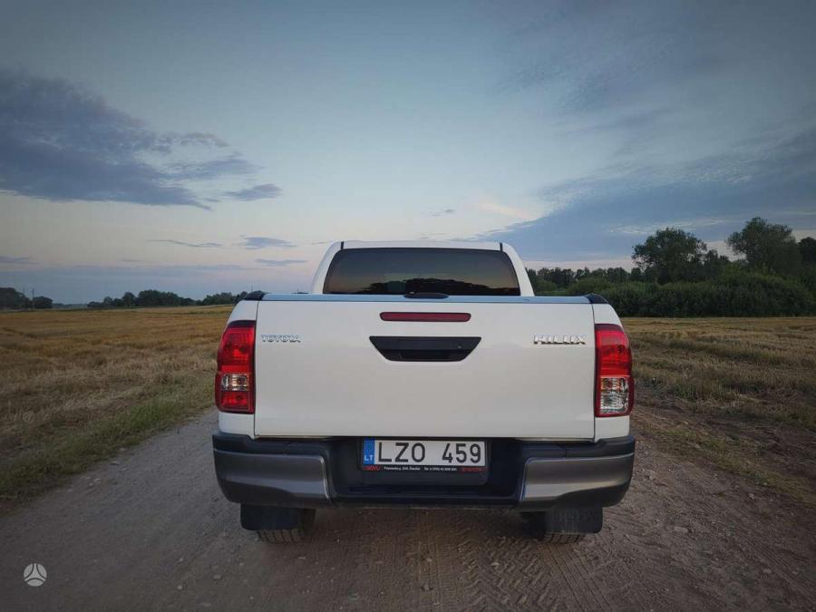 White Toyota Hilux 2021 in Birzai, with an engine capacity of 2.39 L and mileage of 173 thousand km for 28500 €, photo 5 on AUTOMOTO.COM.LV