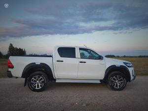 White Toyota Hilux 2021 in Birzai, with an engine capacity of 2.39 L and mileage of 173 thousand km for 28500 €, photo 7 on AUTOMOTO.COM.LV