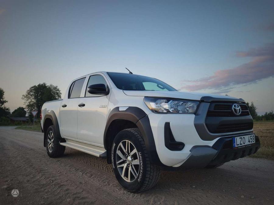 White Toyota Hilux 2021 in Birzai, with an engine capacity of 2.39 L and mileage of 173 thousand km for 28500 €, photo 8 on AUTOMOTO.COM.LV