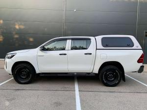 White Toyota Hilux 2021 in Riga, with an engine capacity of 2.39 L and mileage of 261 thousand km for 24200 €, photo 4 on AUTOMOTO.COM.LV
