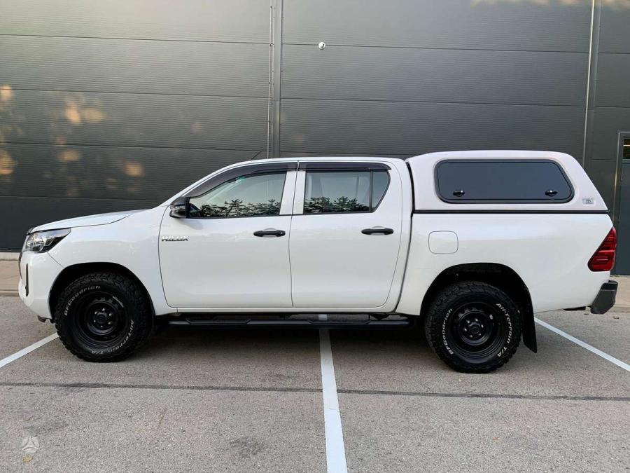 White Toyota Hilux 2021 in Riga, with an engine capacity of 2.39 L and mileage of 261 thousand km for 24200 €, photo 4 on AUTOMOTO.COM.LV