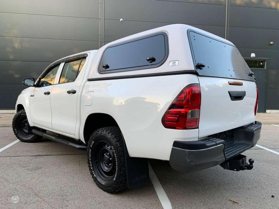 White Toyota Hilux 2021 in Riga, with an engine capacity of 2.39 L and mileage of 261 thousand km for 24200 €, photo 5 on AUTOMOTO.COM.LV
