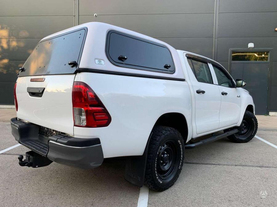 White Toyota Hilux 2021 in Riga, with an engine capacity of 2.39 L and mileage of 261 thousand km for 24200 €, photo 6 on AUTOMOTO.COM.LV