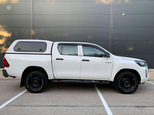 White Toyota Hilux 2021 in Riga, with an engine capacity of 2.39 L and mileage of 261 thousand km for 24200 €, photo 7 on AUTOMOTO.COM.LV
