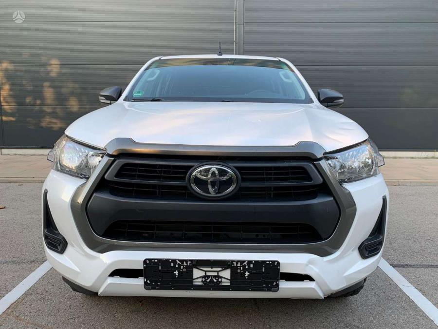 White Toyota Hilux 2021 in Riga, with an engine capacity of 2.39 L and mileage of 261 thousand km for 24200 €, photo 9 on AUTOMOTO.COM.LV