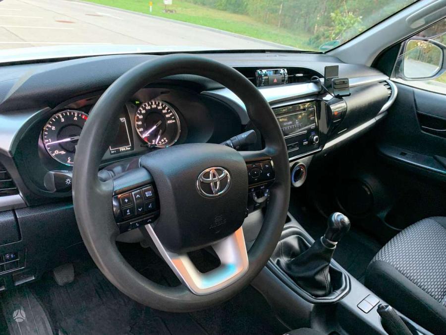 White Toyota Hilux 2021 in Riga, with an engine capacity of 2.39 L and mileage of 261 thousand km for 24200 €, photo 10 on AUTOMOTO.COM.LV
