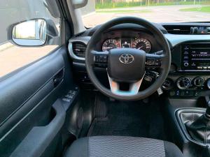White Toyota Hilux 2021 in Riga, with an engine capacity of 2.39 L and mileage of 261 thousand km for 24200 €, photo 11 on AUTOMOTO.COM.LV