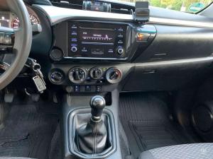 White Toyota Hilux 2021 in Riga, with an engine capacity of 2.39 L and mileage of 261 thousand km for 24200 €, photo 12 on AUTOMOTO.COM.LV