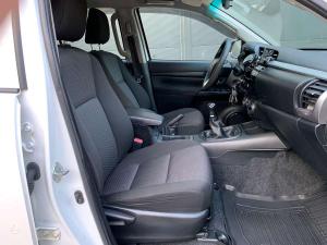 White Toyota Hilux 2021 in Riga, with an engine capacity of 2.39 L and mileage of 261 thousand km for 24200 €, photo 14 on AUTOMOTO.COM.LV