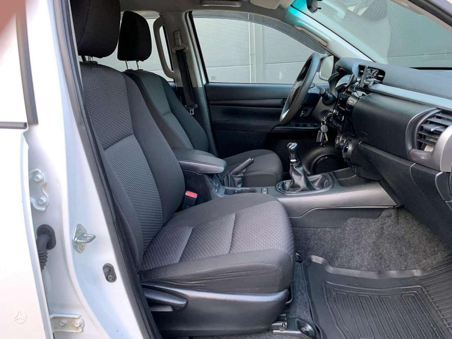 White Toyota Hilux 2021 in Riga, with an engine capacity of 2.39 L and mileage of 261 thousand km for 24200 €, photo 14 on AUTOMOTO.COM.LV