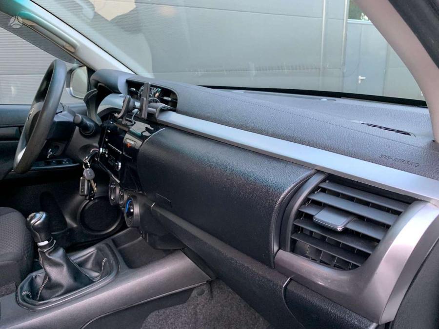 White Toyota Hilux 2021 in Riga, with an engine capacity of 2.39 L and mileage of 261 thousand km for 24200 €, photo 15 on AUTOMOTO.COM.LV