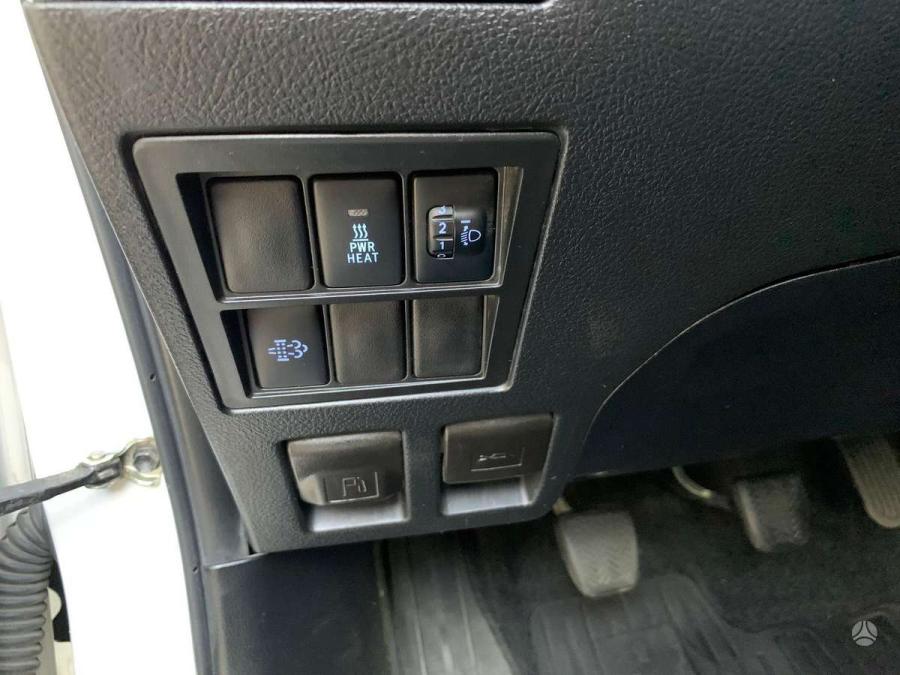 White Toyota Hilux 2021 in Riga, with an engine capacity of 2.39 L and mileage of 261 thousand km for 24200 €, photo 19 on AUTOMOTO.COM.LV